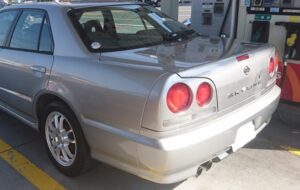 R34 4ドアセダン トランク交換 純正リアスポイラーリアウイング 取り付け スカイライン ER34 ENR34 HR34 | R34 ...