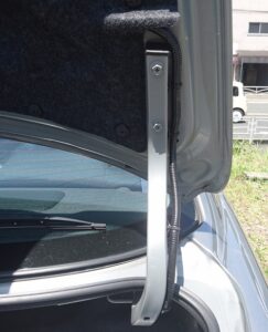 R34 4ドアセダン トランク交換 純正リアスポイラーリアウイング 取り付け スカイライン ER34 ENR34 HR34 | R34 ...